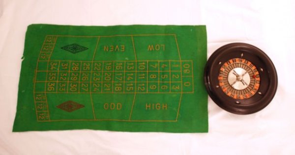 406: Bakelite Traveling Roulette Wheel & Felt