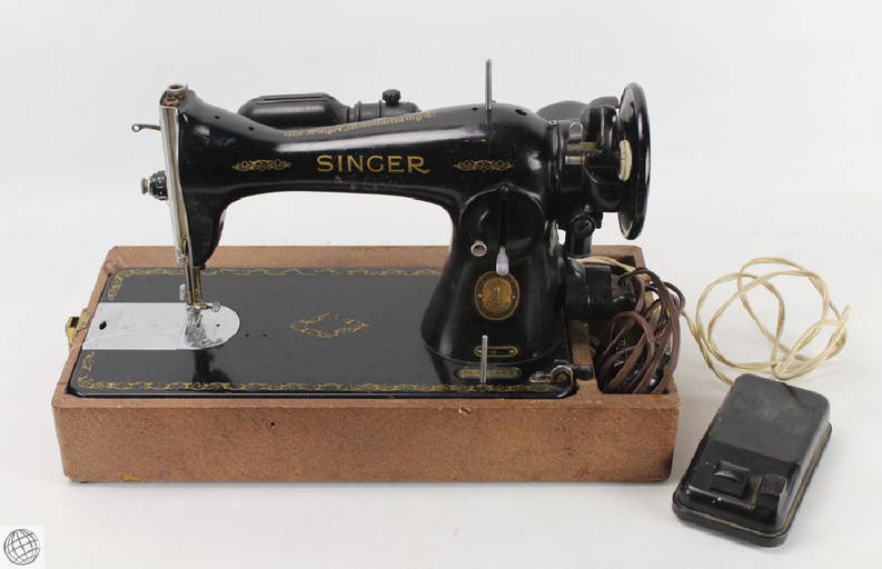 Vintage Turtleback Singer Sewing Machine Model 15 91