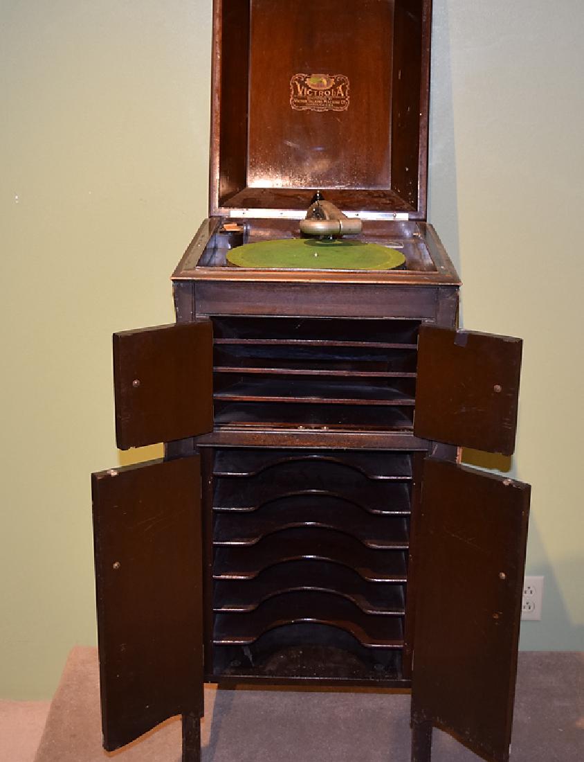 Antique VICTOR VICTROLA TALKING MACHINE AND LARGE