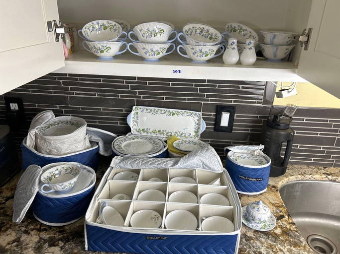 12 Piece Pl. Setting Of Shelly, England, Fine Bone China, Karebell Pattern