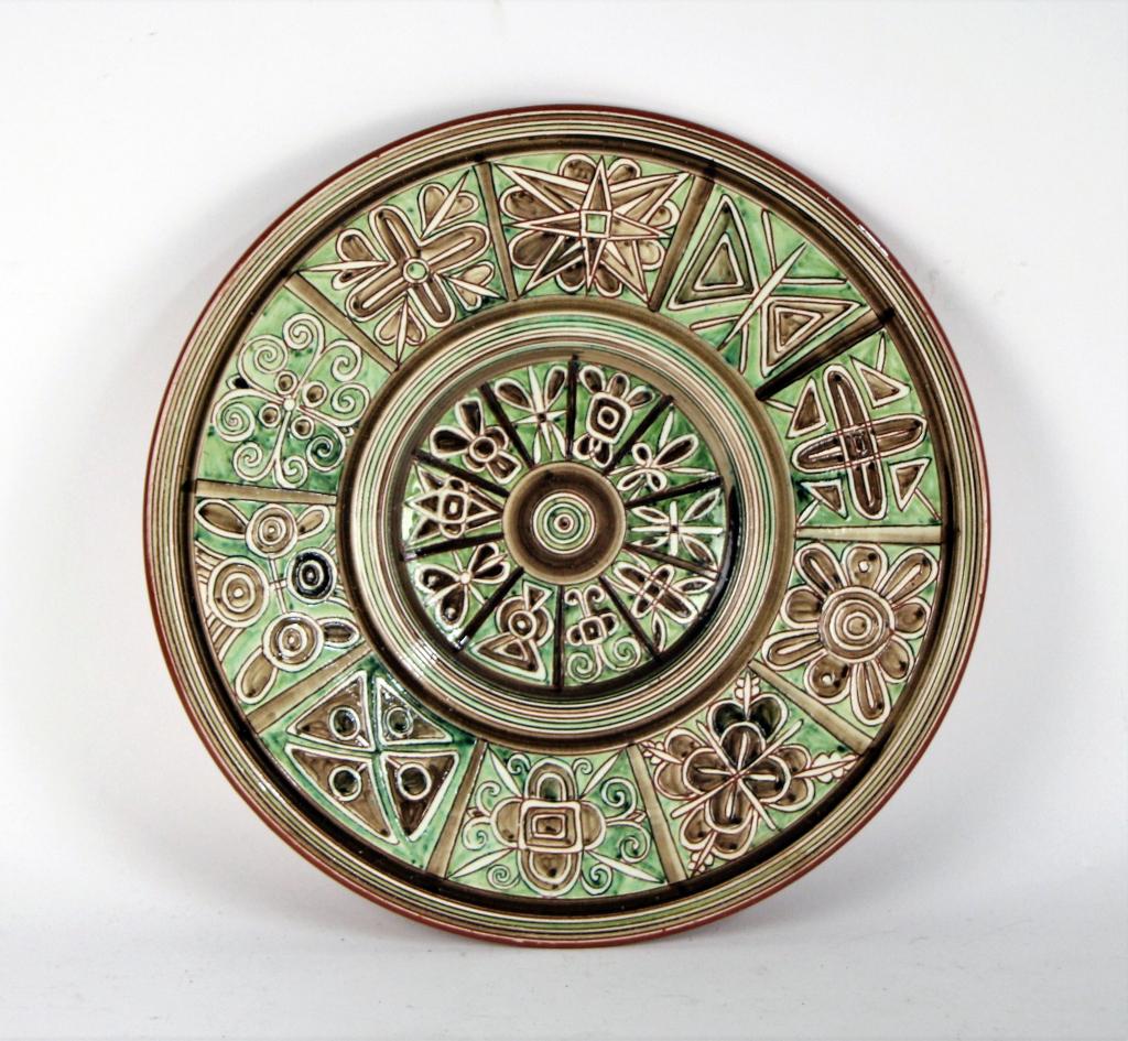 THEO AND SUSAN HARLANDER POTTERY CHARGER - Oct 26, 2019 | Jon Medley in ON