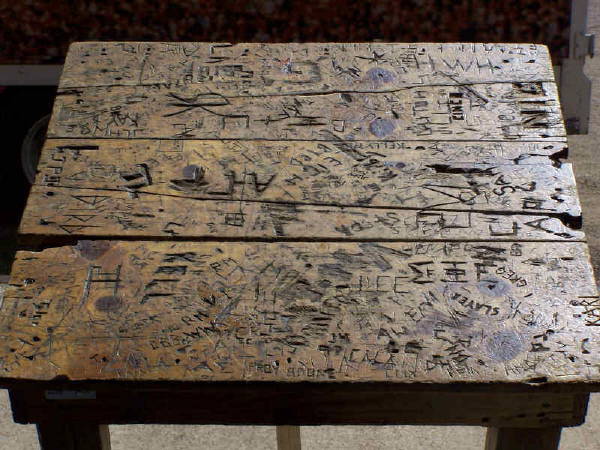 307: Dixie Chicken Domino Table - Apr 14, 2007 | Conlee Auctions in TX