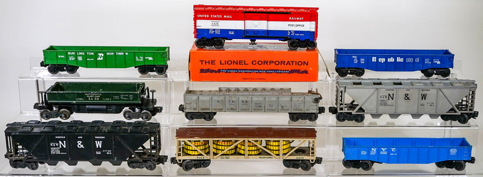 Lionel Box Cars And Hoppers (9)