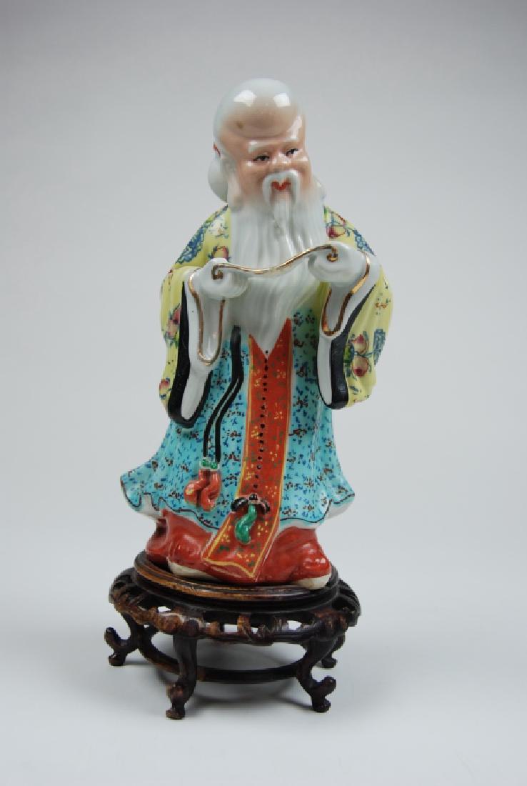 Porcelain Chinese man reading a scroll