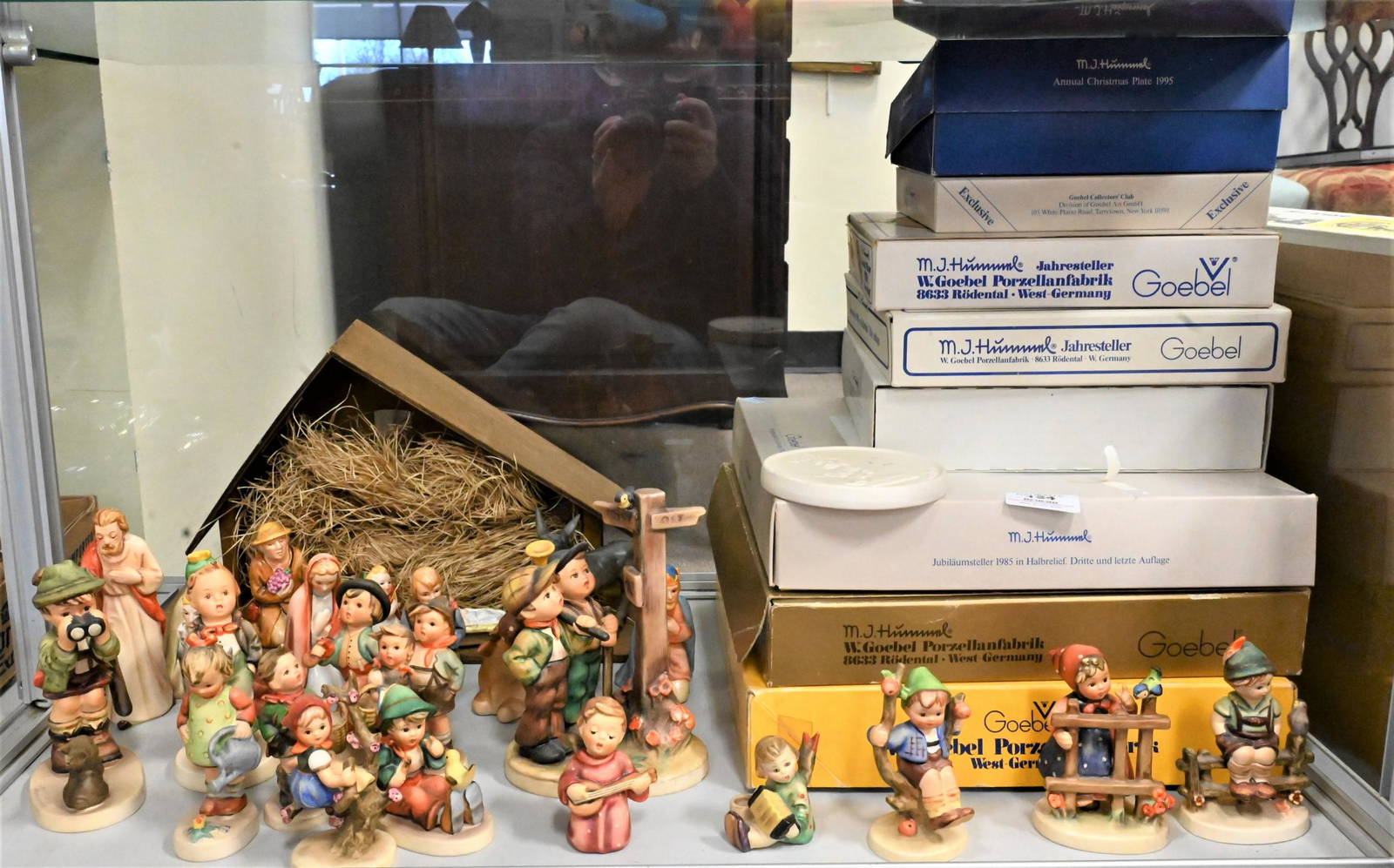 Large Group of 14 Hummels (#0124) on Mar 25, 2023 | Nadeau's Auction ...