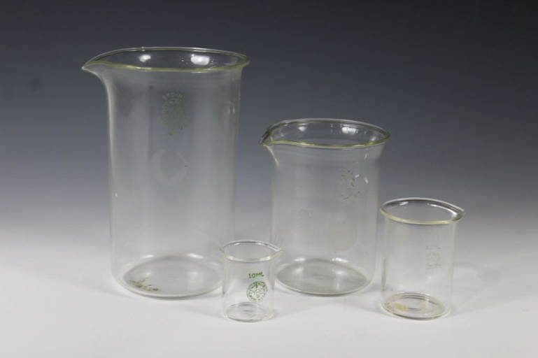Set Of 4 Pyrex Graduated Lab Beaker Set