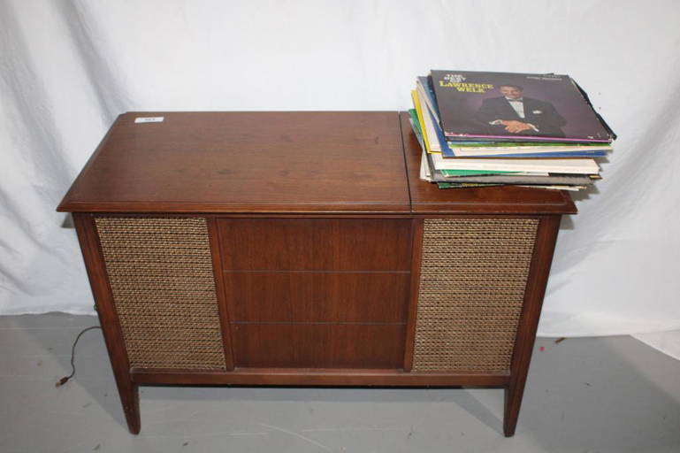 Zenith Z906 Stereo Console w/ Records (#0563) on Jan 07, 2023 ...