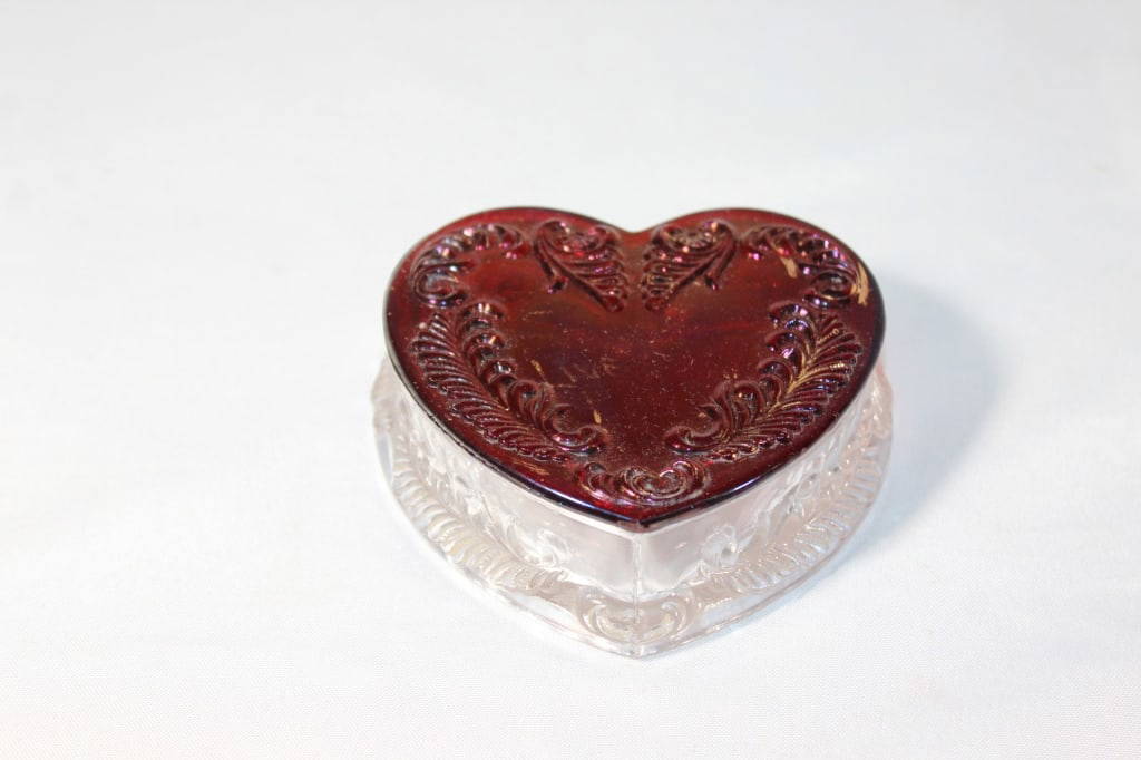 Mckee Eapg Ruby Heart Box Auction