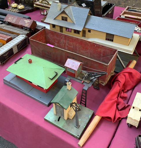 Lot of Assorted Train Set Buildings. - Nov 12, 2022 | Direct Auction ...