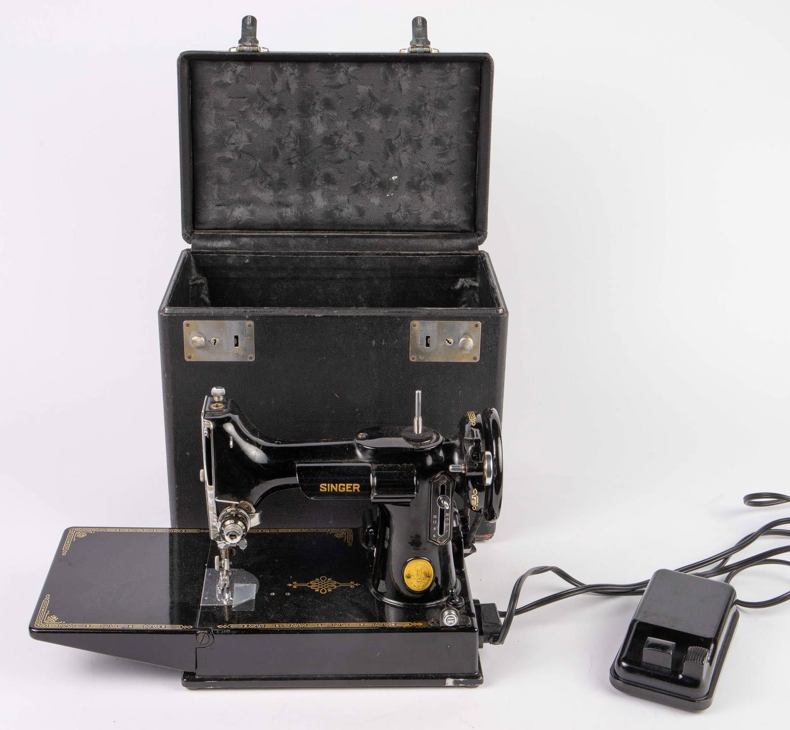 Singer Featherweight 3-110 Sewing Machine - 1940's Auction