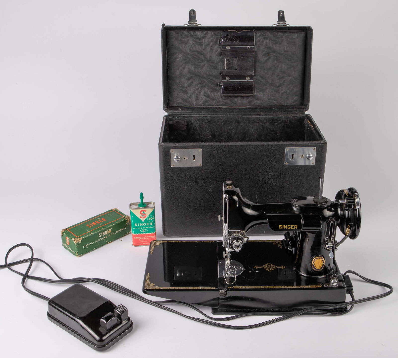 Singer Featherweight Sewing Machine 3-120 W/ Case. Auction