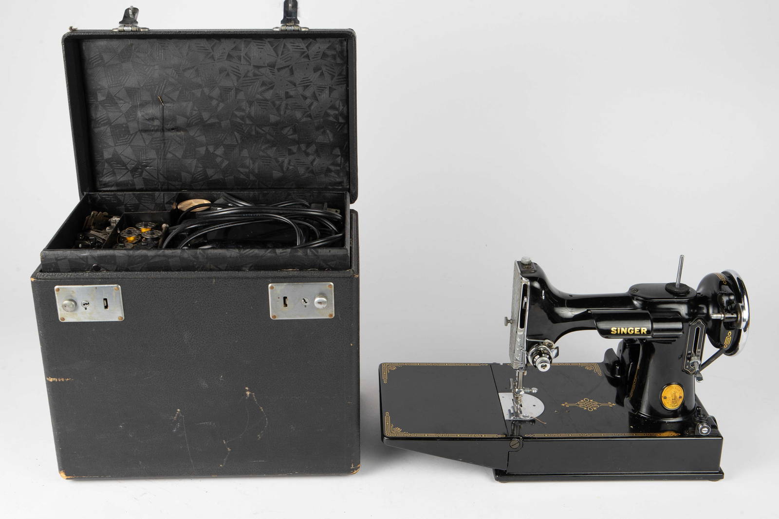 Singer 3-110 Featherweight Sewing Machine W/ Case. Auction