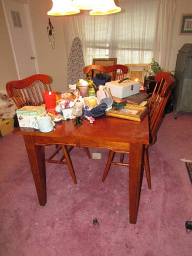 Kuolin Extension Table W/ Leaf & 4 Chairs