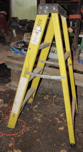 Husky 4' Fiberglass Step Ladder
