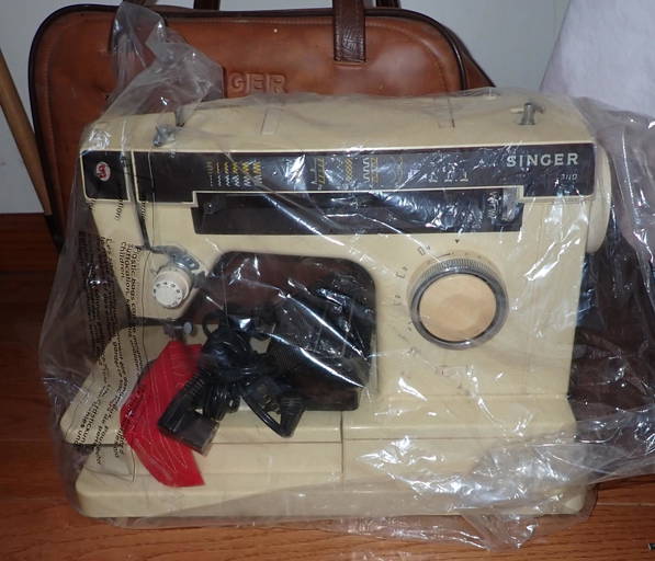 Singer 7110 Sewing Machine W/ Case