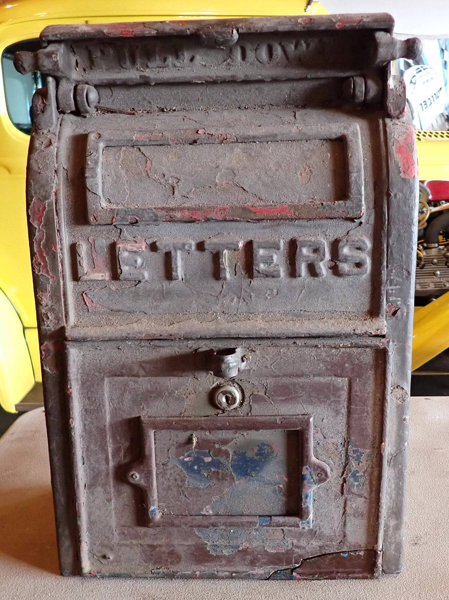 Cast Iron Carlisle Mailbox Auction