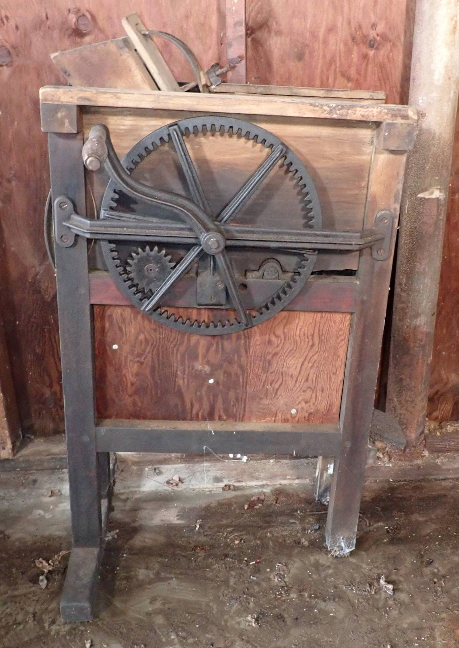 Corn Sheller W/ Cast Iron Fly Wheel Auction
