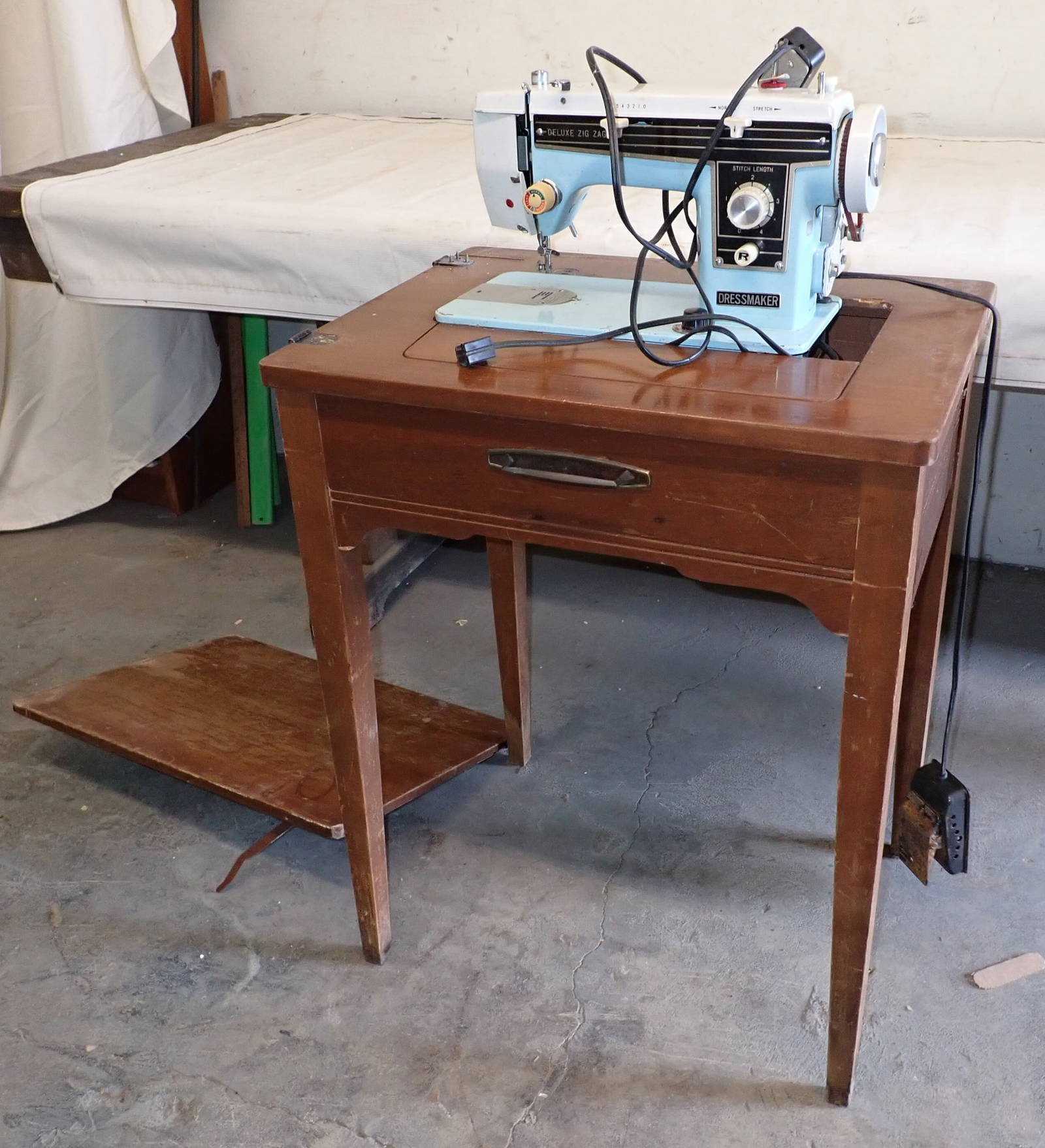Dressmaker Deluxe Zig Zag Sewing Machine S-1000 Auction