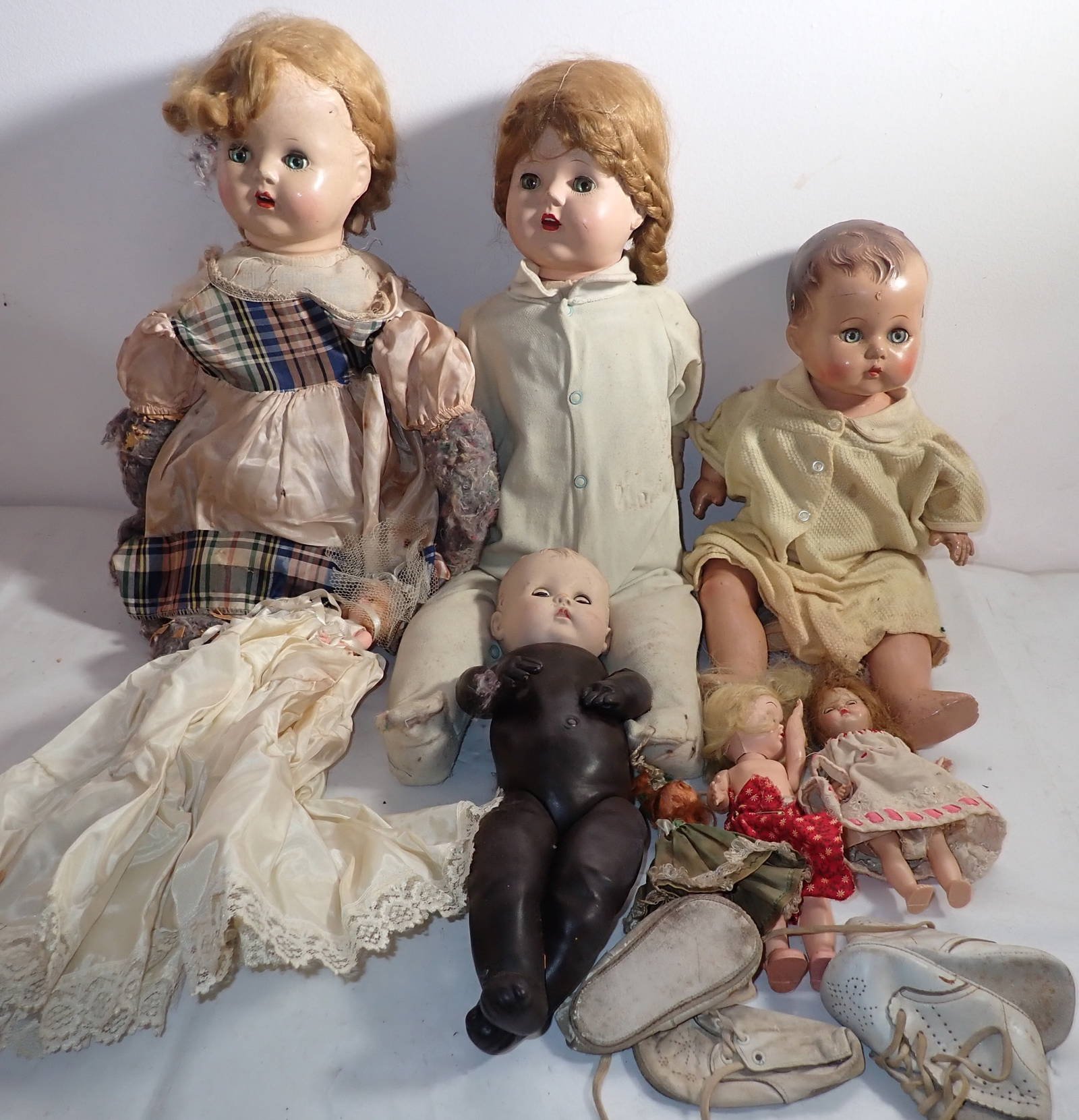 Lot Of Dolls Auction