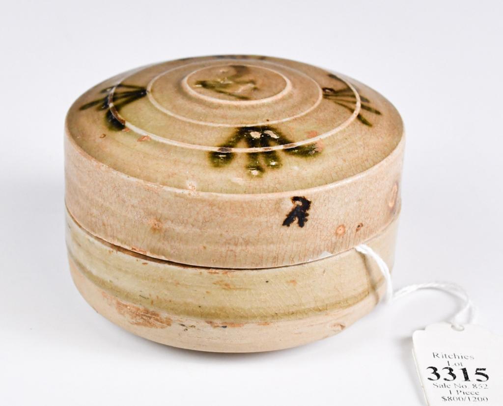 A Changsha Celadon-glazed Cover Box Tang Dynasty Auction