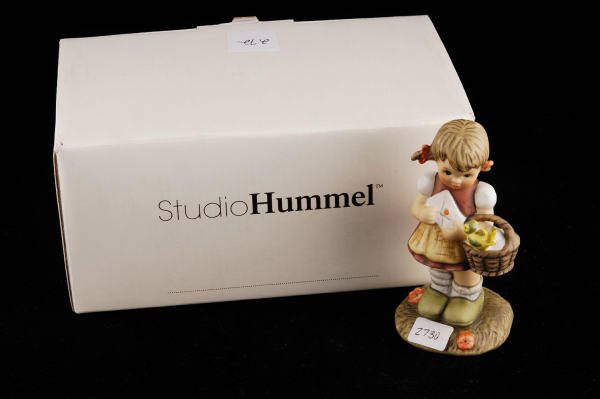 Berta Hummel Figurine Sealed With A Kiss 8 + Box