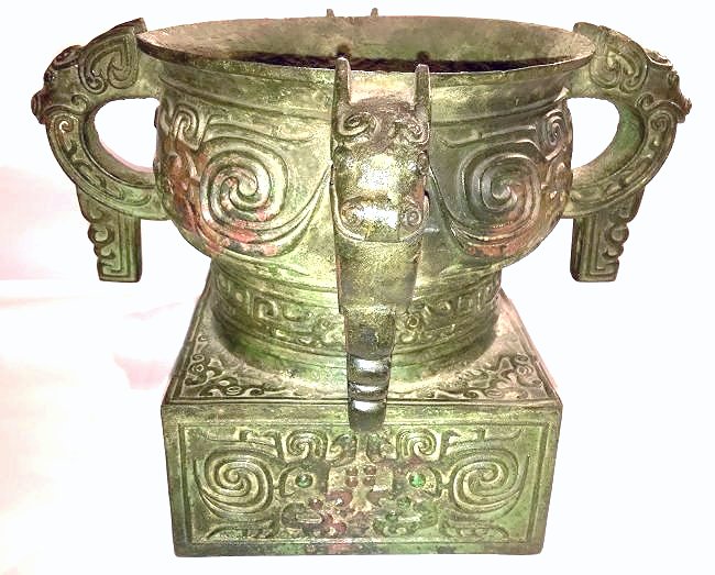 A MAGNIFICENT ANTIQUE BRONZE FOOD VESSEL
