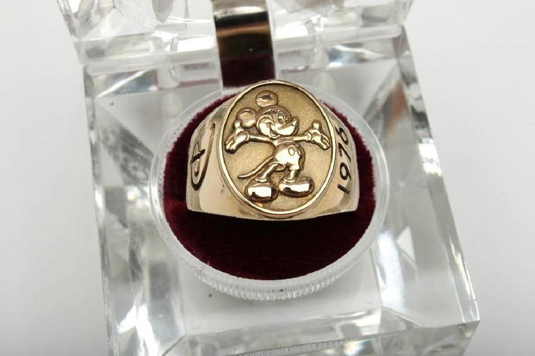 1976 Walt Disney Cast Member Service Award Ring Gold