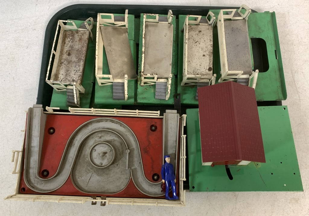 7 Lionel Pcs- Milk Car Platform, Watchman Station Auction