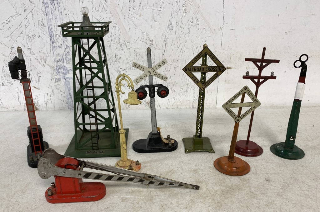 9 Lionel Pcs-crossing Gates, Signals, Beacon Auction