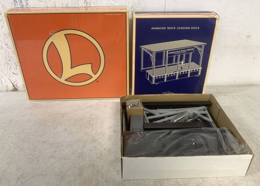 2 Lionel Pcs- Cola Car Platform, Loading Dock Auction