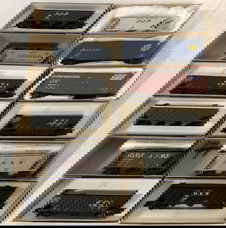 12 Roundhouse Ho Train Cars Auction