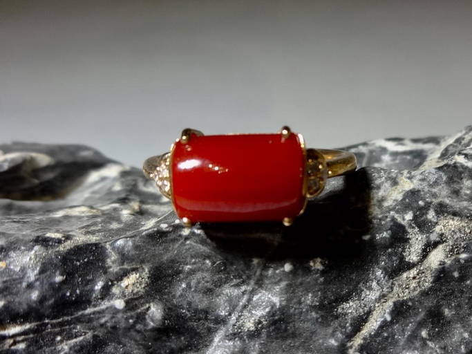 A 18k Gold Red Coral Ring