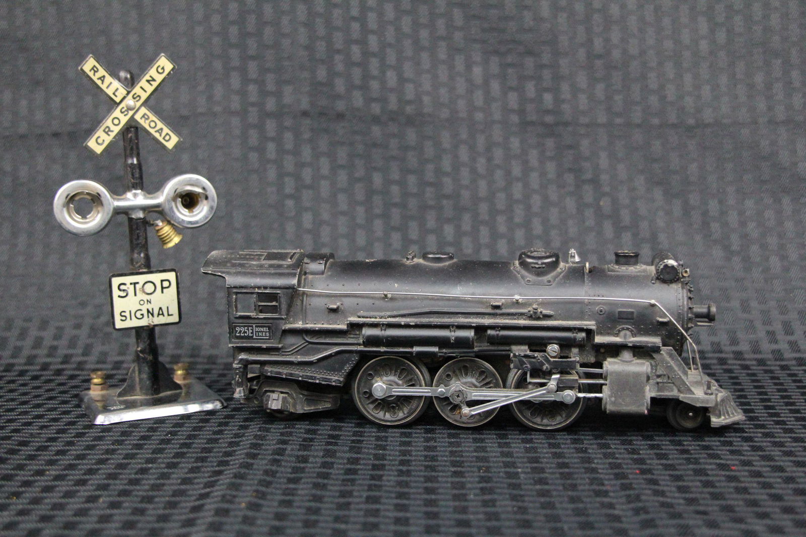 Lionel "o" Gauge Locomotive Train Model 225e With