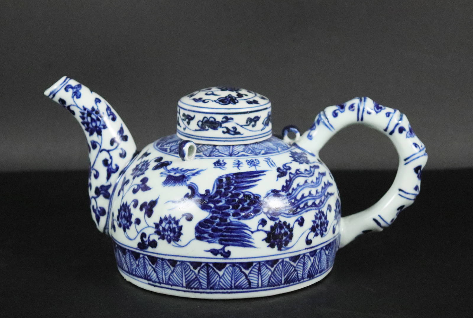 Chinese B/w Fine Pot Auction