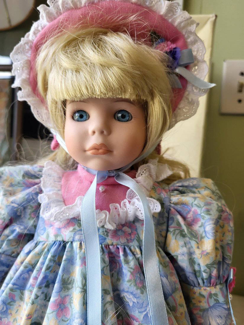 Goebel 16 Musical Porcelain Doll Wbox Auction