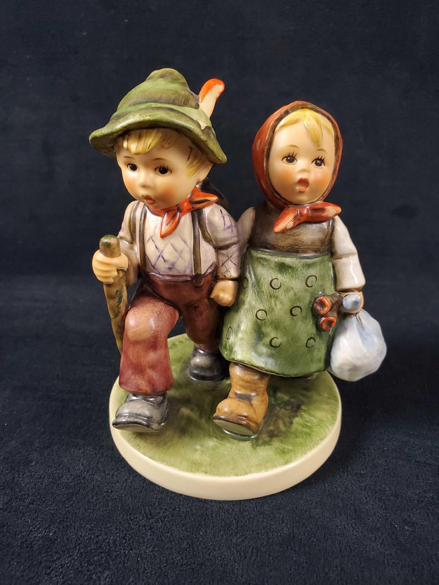 Hummel Goebel Figurine Going Home Hum 383