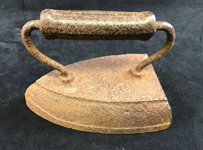 Antique Cast Iron Clothes Iron (#0034) on Feb 14, 2022 | Rapid Estate ...