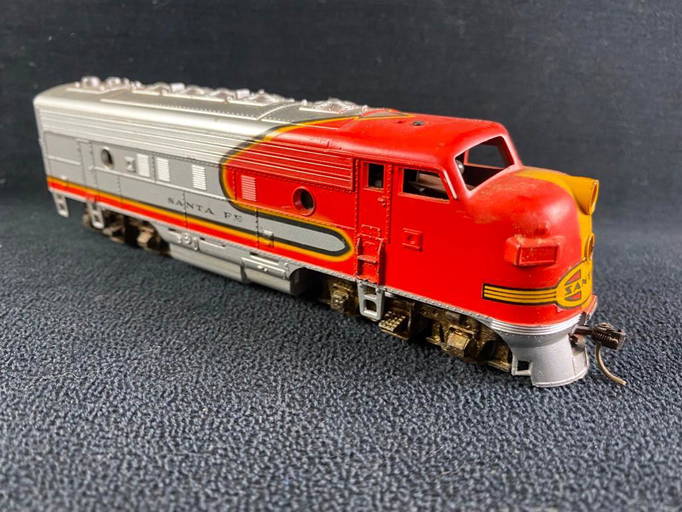 Ho Scale Santa Fe F7 Warbonnet Locomotive