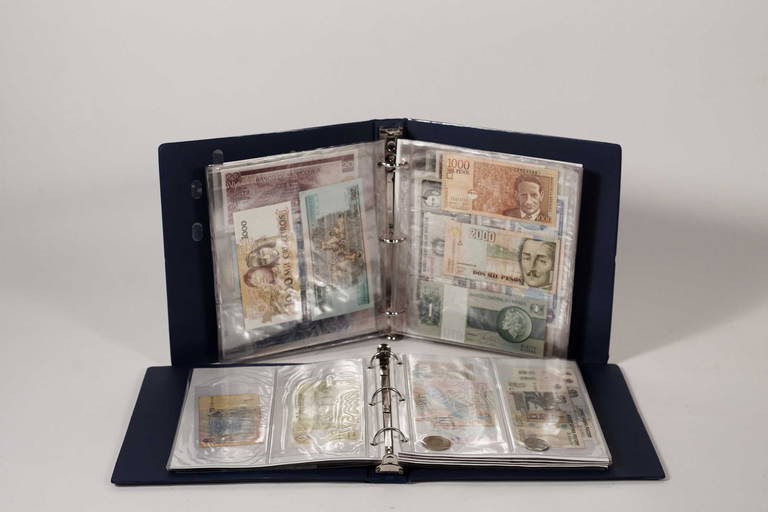 Two Albums With 110 World Banknotes Xxème Siècle