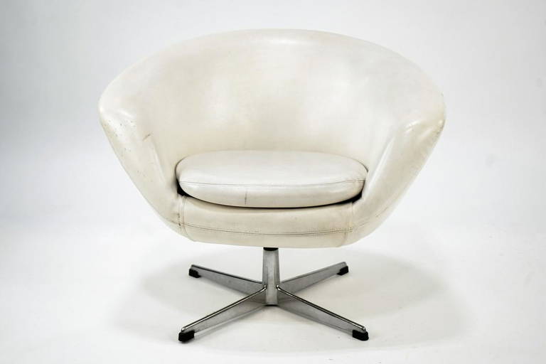 Overman Pod White Vinyl Swivel Chair