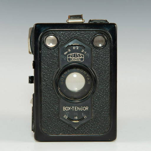 GROUP OF 4 DECORATIVE ANTIQUE BOX CAMERAS - Oct 05, 2019 | Lion and ...