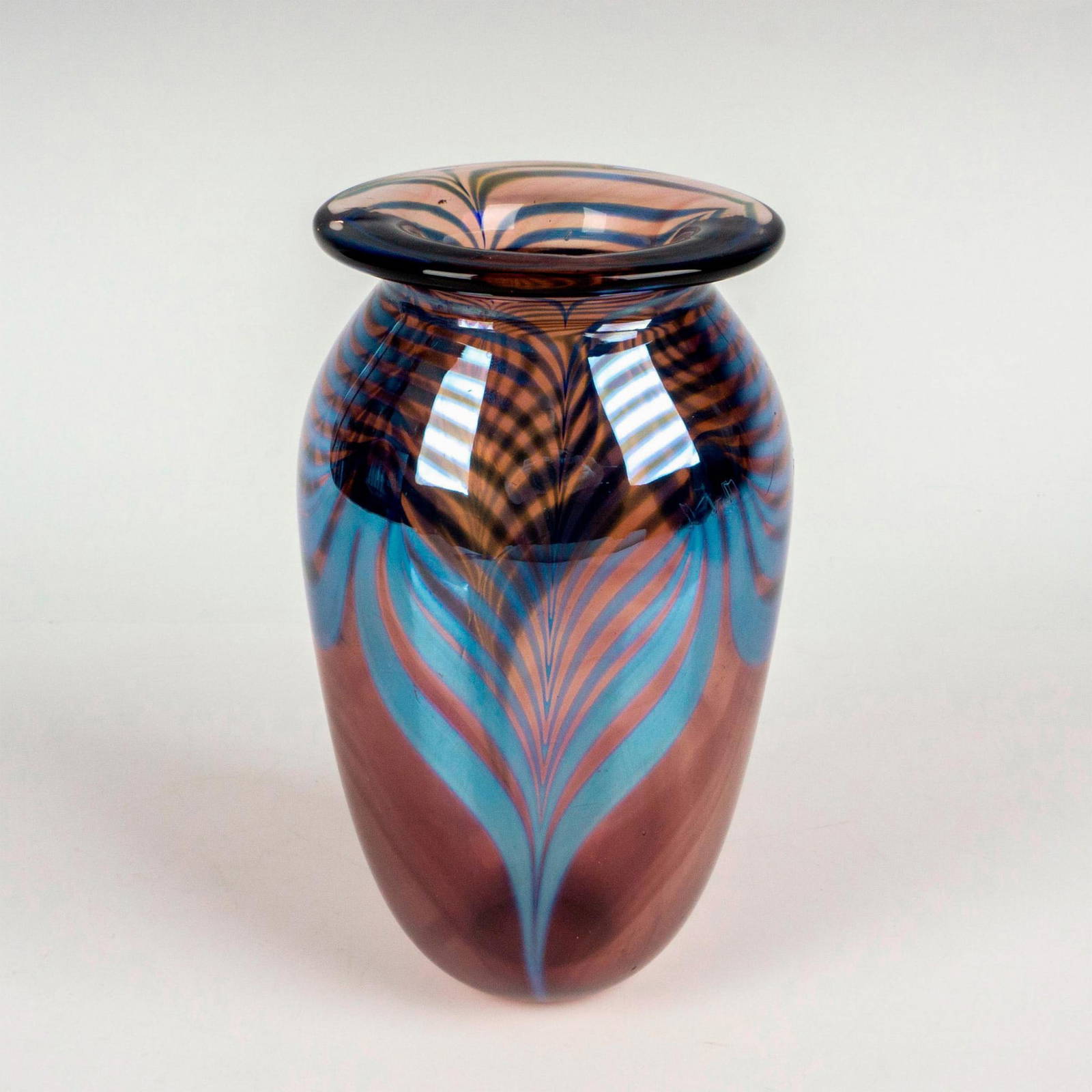 Robert Eickholt Iridescent Art Glass Vase, Signed Auction