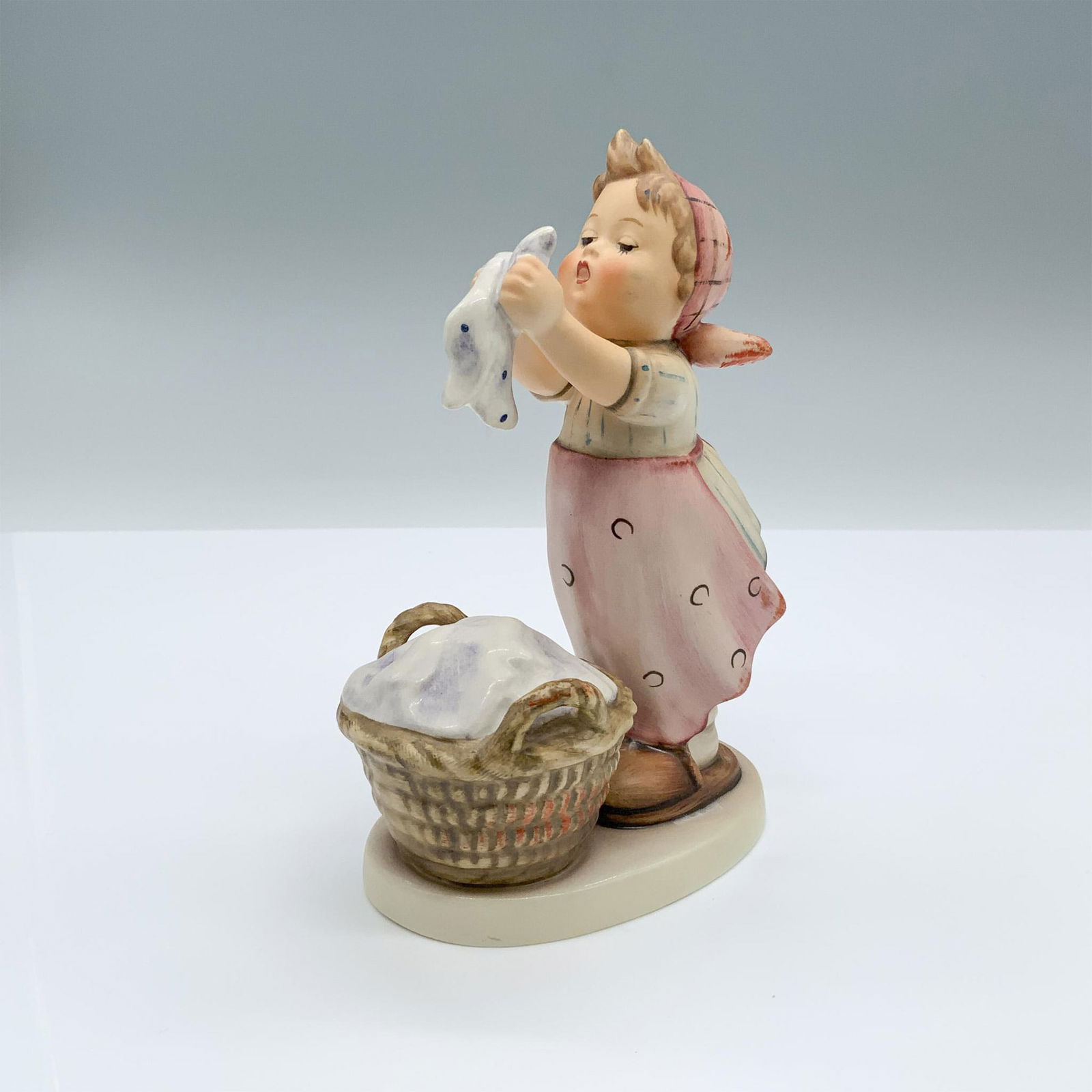 Wash Day 321 - Goebel Hummel Figurine Auction