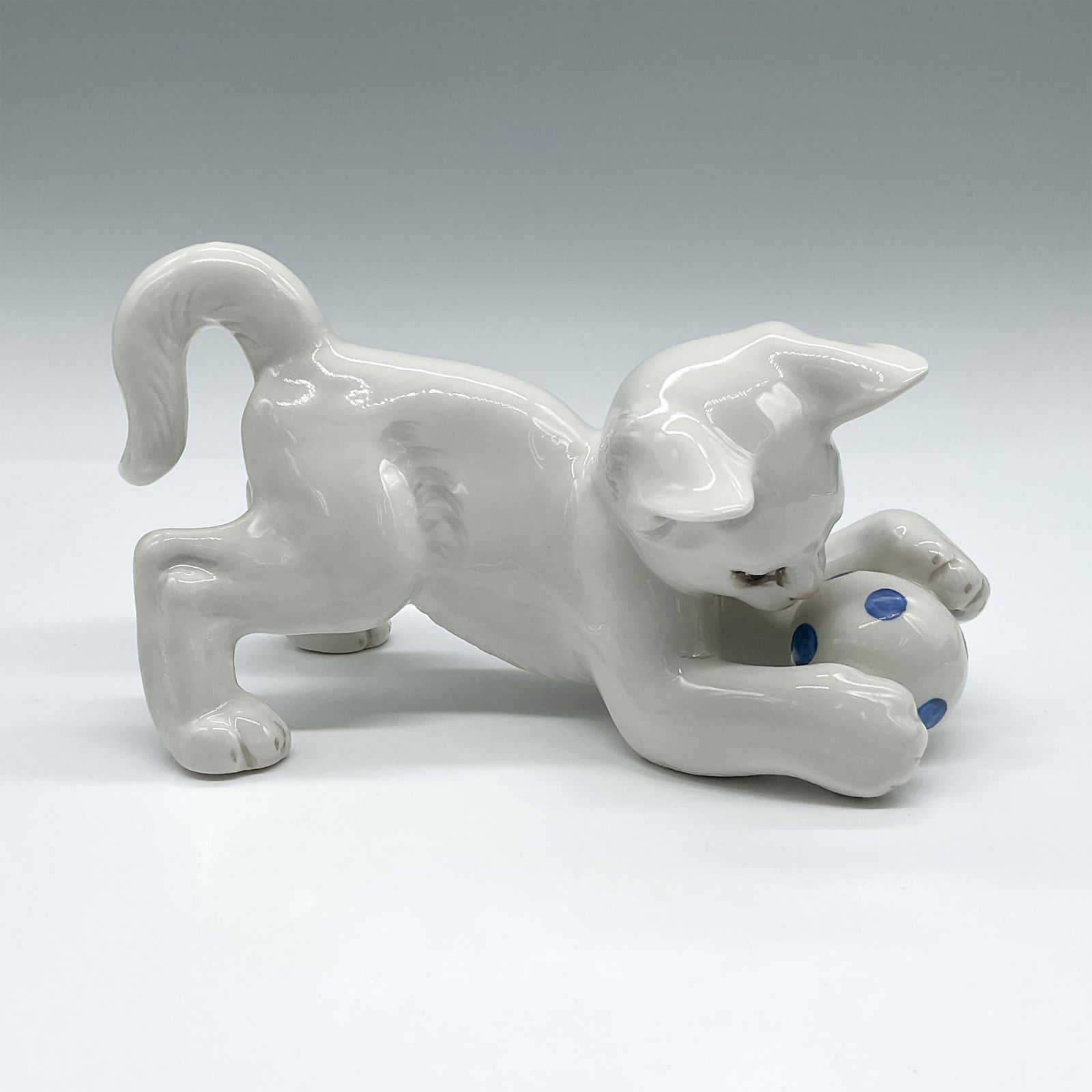 Boehm Porcelain White Cat Figurine Auction