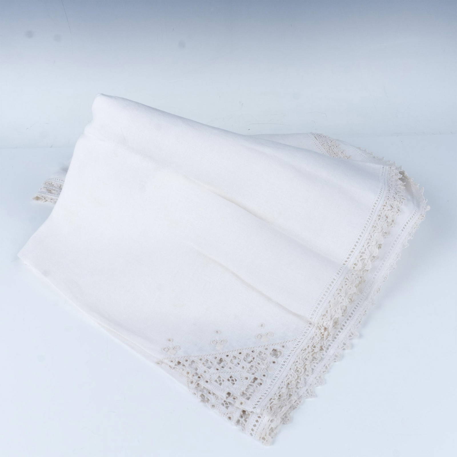 Italian Drawn Thread & Cutwork Embroidered Tablecloth Auction