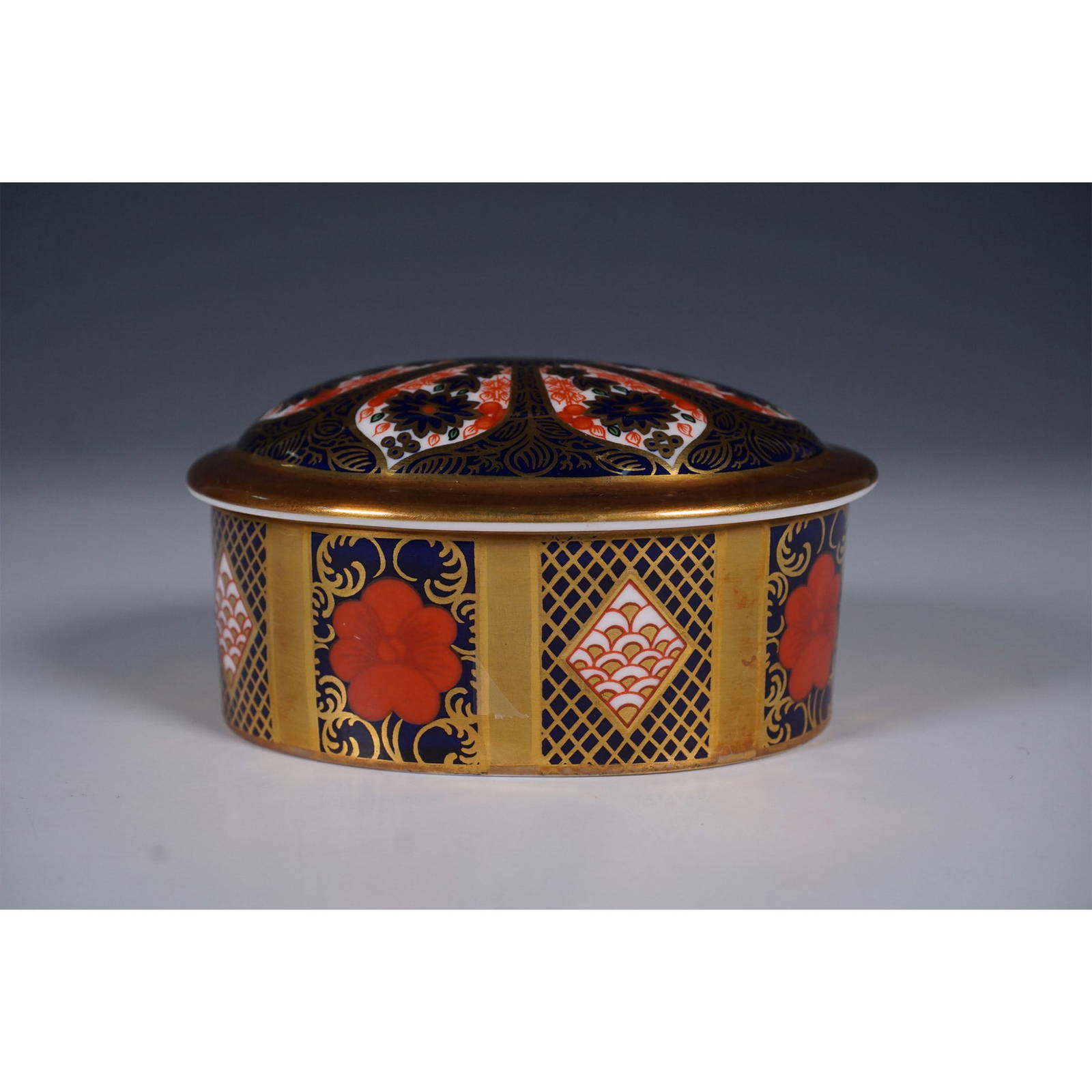 Royal Crown Derby Porcelain Treasure Box, Old Imari 1128 Auction