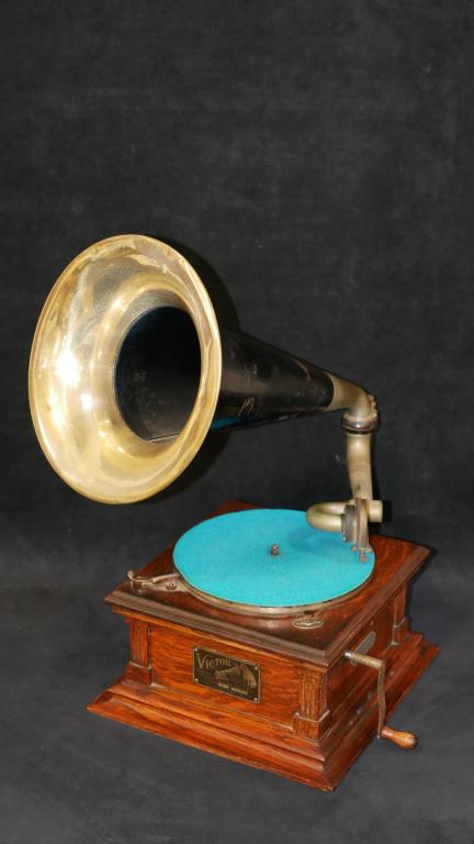 Victor Table Top Oak Victrola W/ Metal Horn Type R