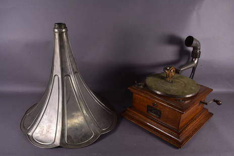 Victor Table Top Oak Victrola W/ Metal Horn Type R