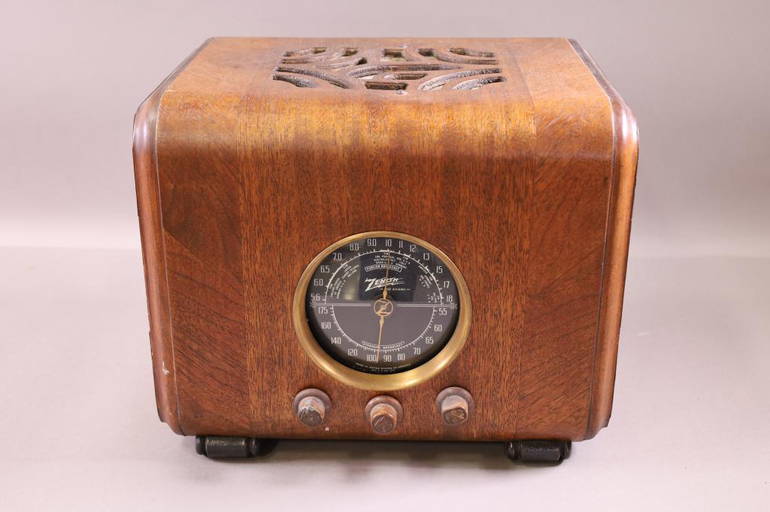 Zenith Table Top Radio