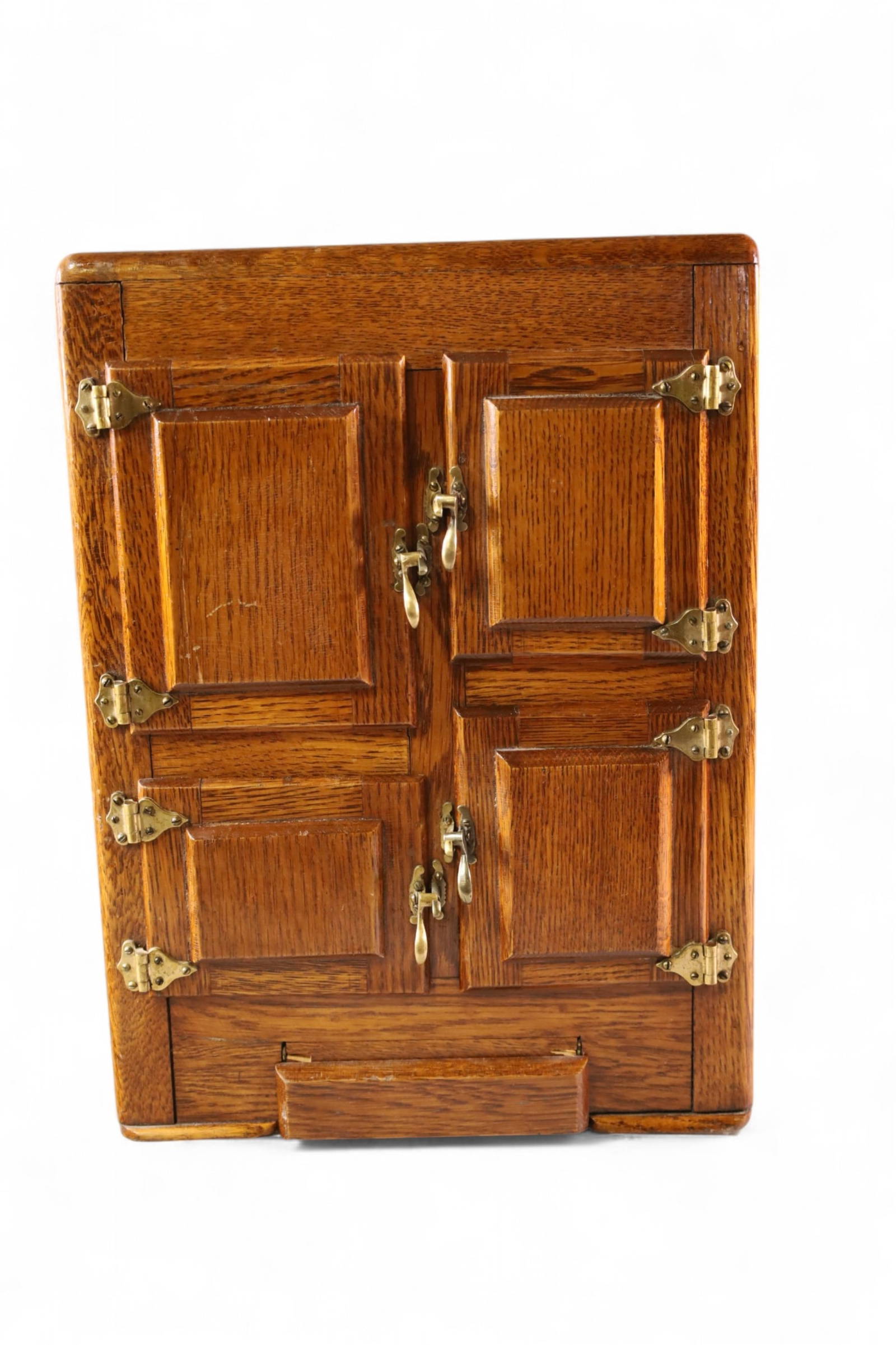 Salesman Sample Ice Box - Jun 28, 2025 | Redlands Antique Auction In Ca